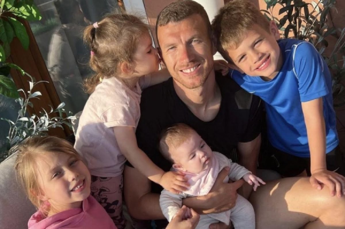 Edin Džeko fotografijom raznježio fanove: Četiri srca za četvoro djece ...